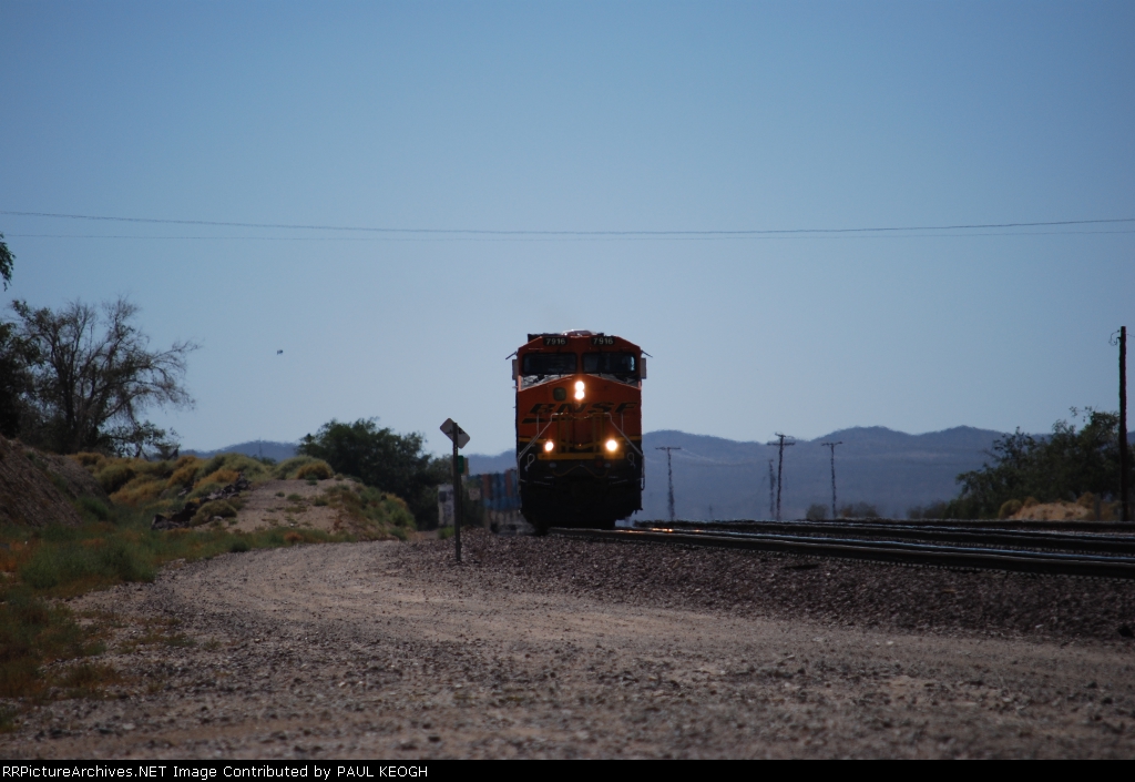 BNSF 7916 rolls east towards the BNSF Barstow yard.